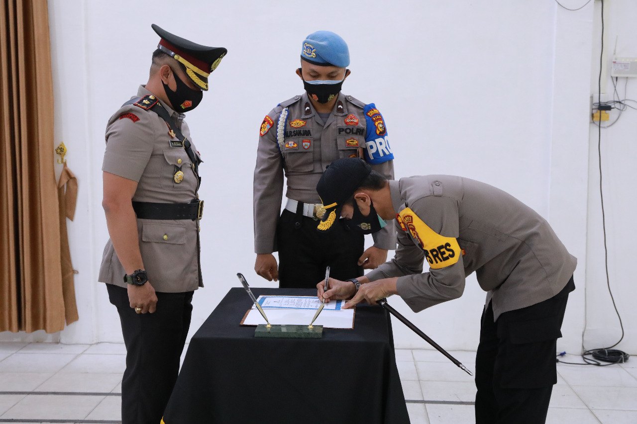 Kompol R Firdaus Serahkan Jabatan Wakapolres Inhil ke Kompol Kari Amsah