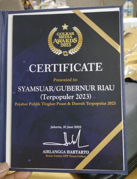 Gubernur Riau Syamsuar Dianugerahi sebagai Pejabat Daerah Terpopuler ...