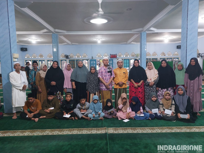 Pemdes Kemuning Tua dan Pengurus Masjid Salurkan Santunan kepada Anak Yatim