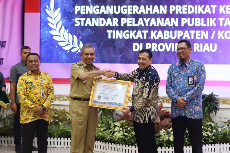 Pj Bupati Kampar Terima Penghargaan Predikat Kepatuhan Standar Pelayanan Publik Tahun 2022 dari ...