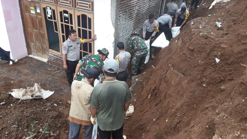 Sinergritas TNI-POLRI Bersihkan Rumah Warga Dari Material Tanah Longsor