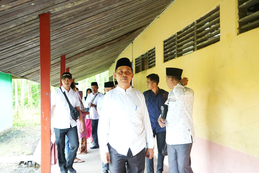 Pj Bupati Inhil Herman Tinjau SDN 010 Desa Jerambang