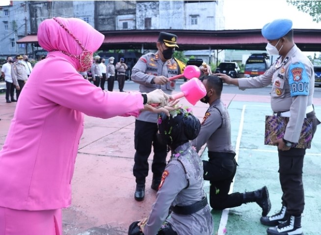 Polres Inhil Laksanakan Upacara Tradisi Sambut 36 Personel Bintara Remaja