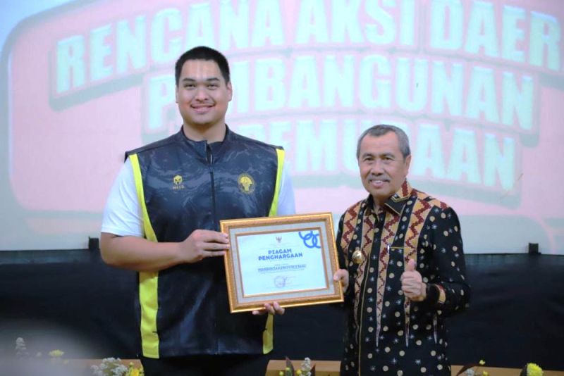 Mantap, Gubernur Riau Syamsuar Raih Anugerah RAD dari Menpora