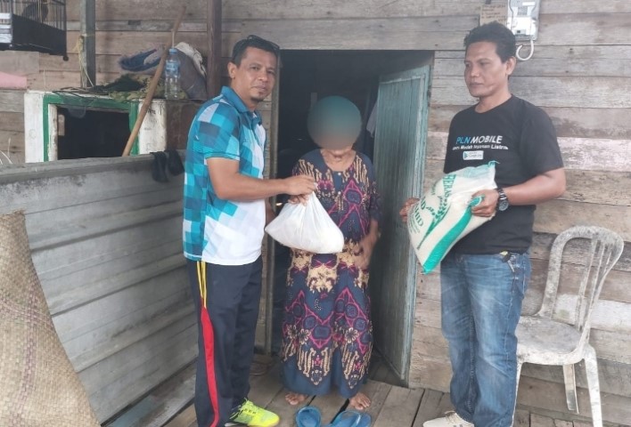 PLN ULP Tembilahan Berbagi Sembako untuk Warga Kurang Mampu