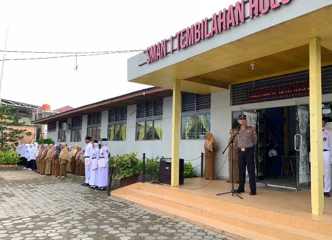 Kapolsek Jadi Pembina Upacara di SMAN 1 Tembilahan Hulu