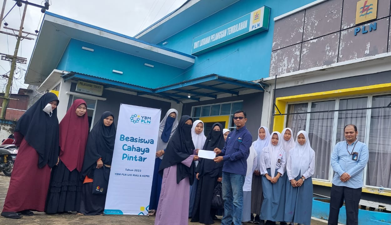 YBM PLN ULP Tembilahan Salurkan Bantuan Pendidikan bagi Siswa Berprestasi