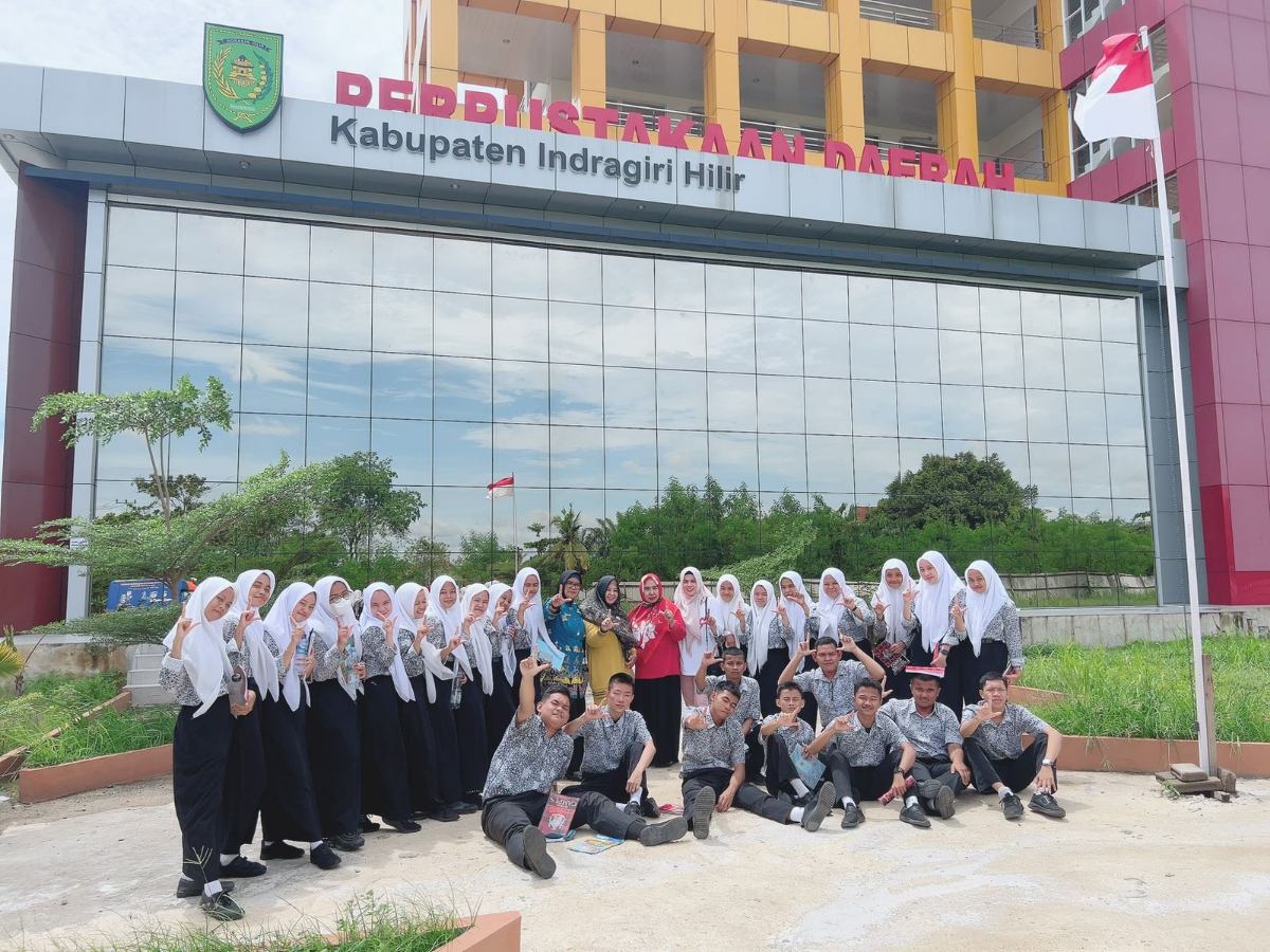 Pengelola Pustaka DPAD Inhil Terima Kunjungan Siswa SMAN 1 Tembilahan