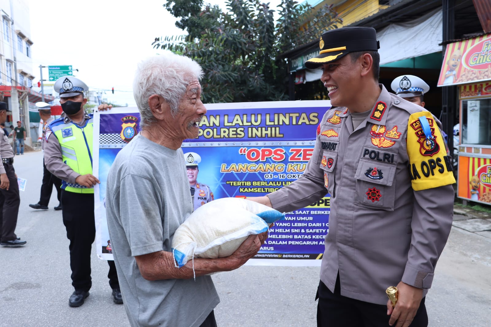 Kapolres Inhil Bagikan Sembako dan Helm Saat Operasi Zebra