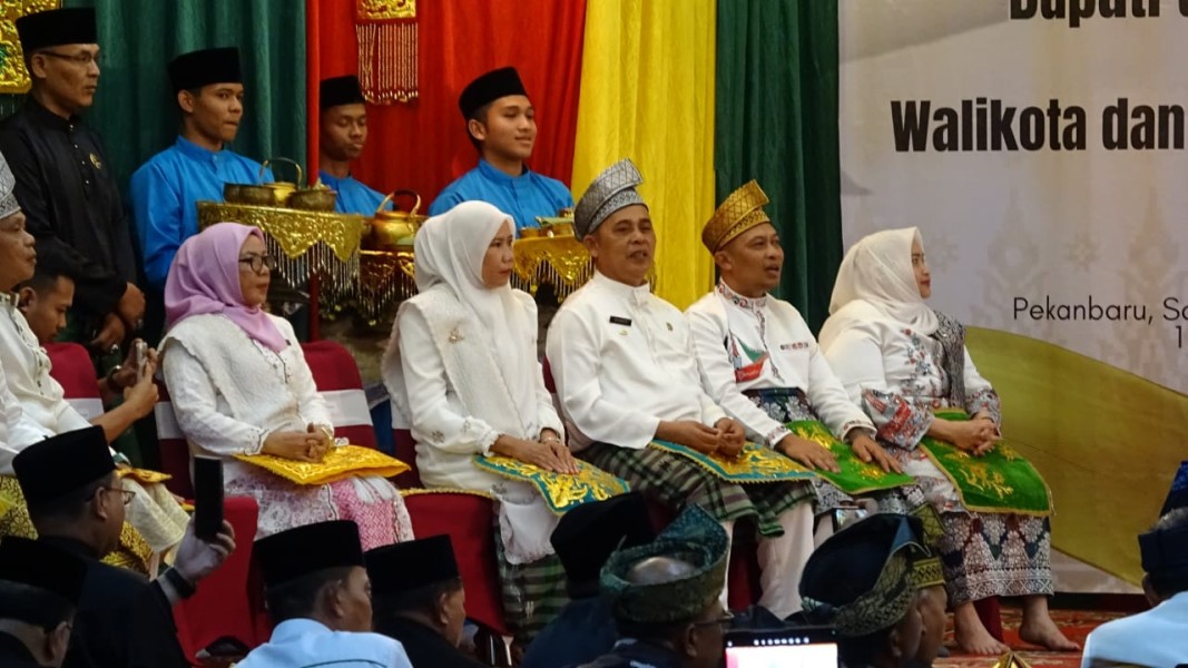 Bupati Inhil H.Herman dan Wakil Bupati Yuliantini bersama Gubernur dan ...