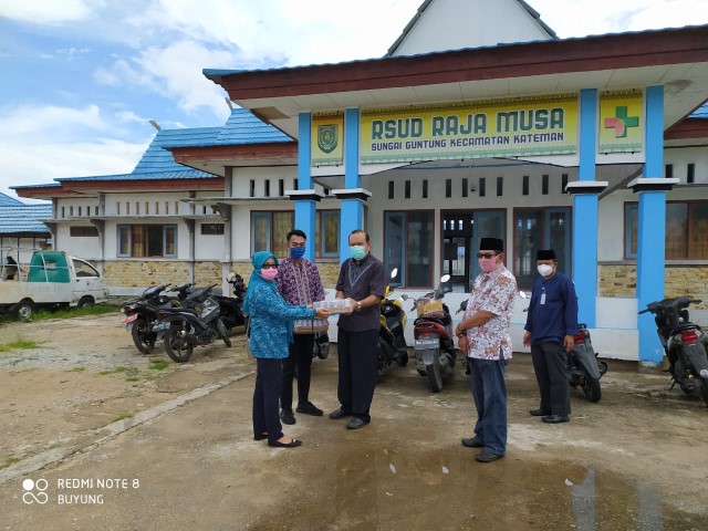 TP PKK Inhil Beri Bantuan Nutrisi ke Kateman Untuk Tenaga Medis