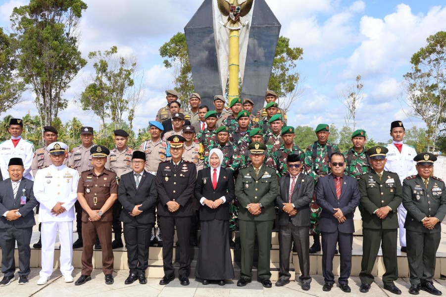 Wakil Bupati Inhil Yuliantini Pimpin Ziarah Di Taman Makam Pahlawan ...