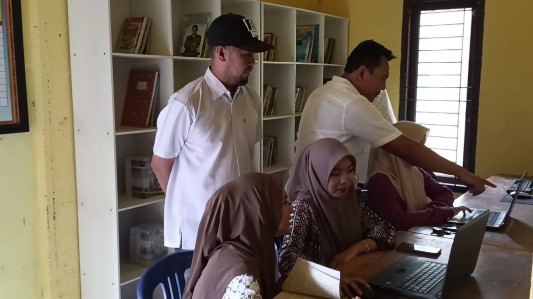 Perpustakaan Mini Dan Ruang Belajar Komputer Desa Lubuk Besar Mendukung ...