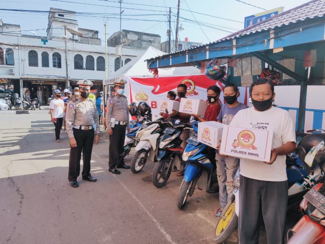 Sambut Hari Bhayangkara ke 75, Polres Inhil Bagikan 300 Paket Sembako dan Masker